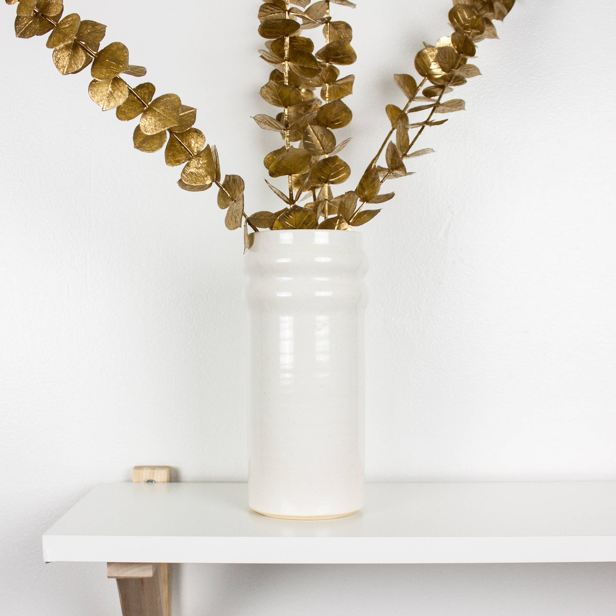 White Ripple Vase – Barombi Studios